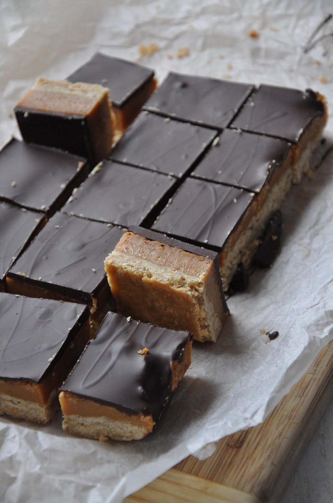 Caramel slice - Millionaire shortbread // Tranche au caramel et ...