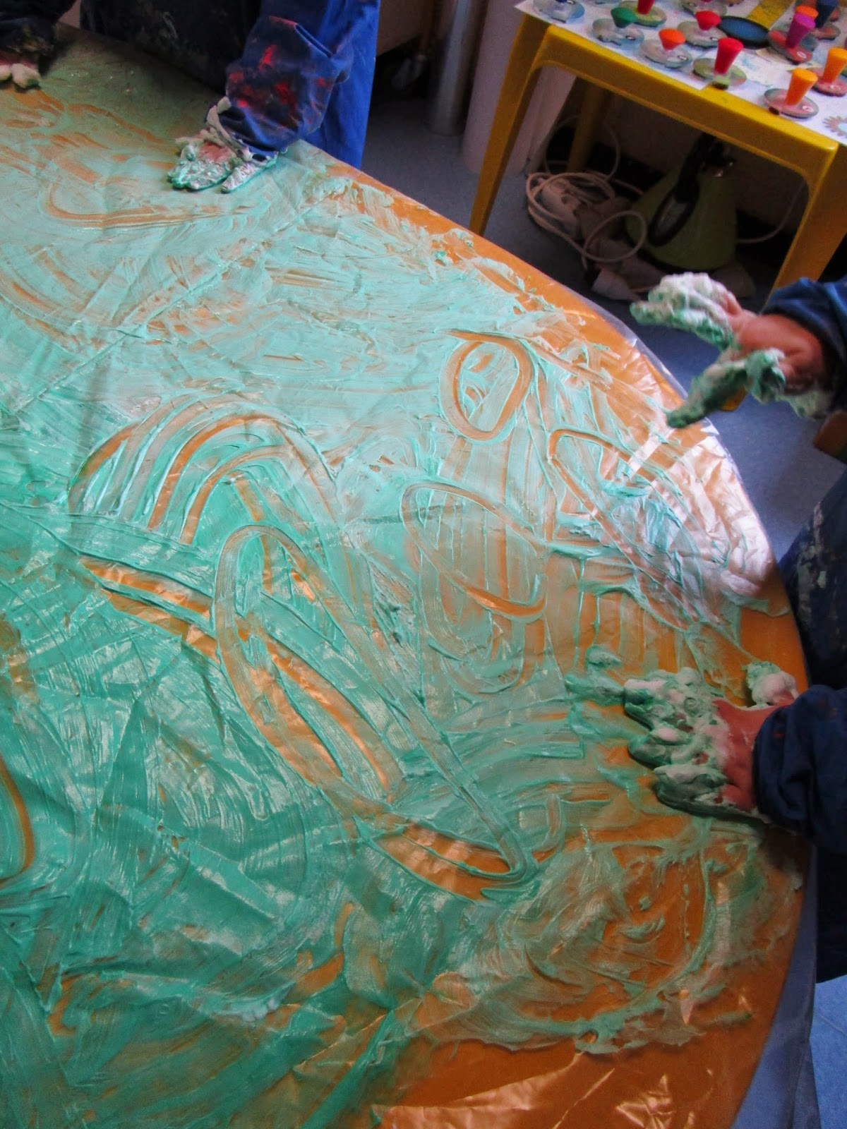 vriendjes van Jules: schilderen met de handjes met verf en scheerschuim ...