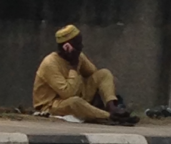 Lol. Beggar seen using a mobile phone in VI (photos)
