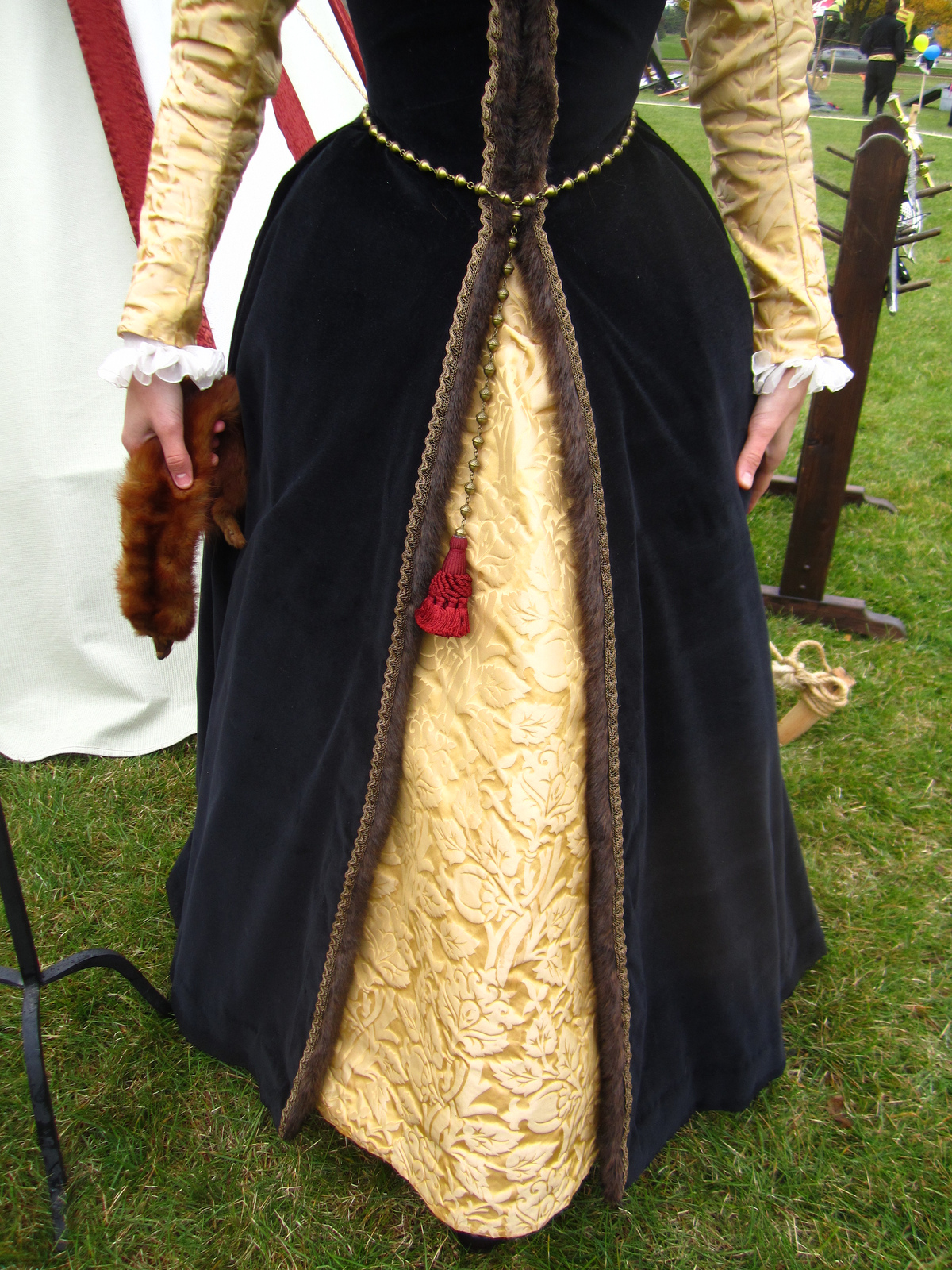 The Couture Courtesan: 1560s English Fitted Gown