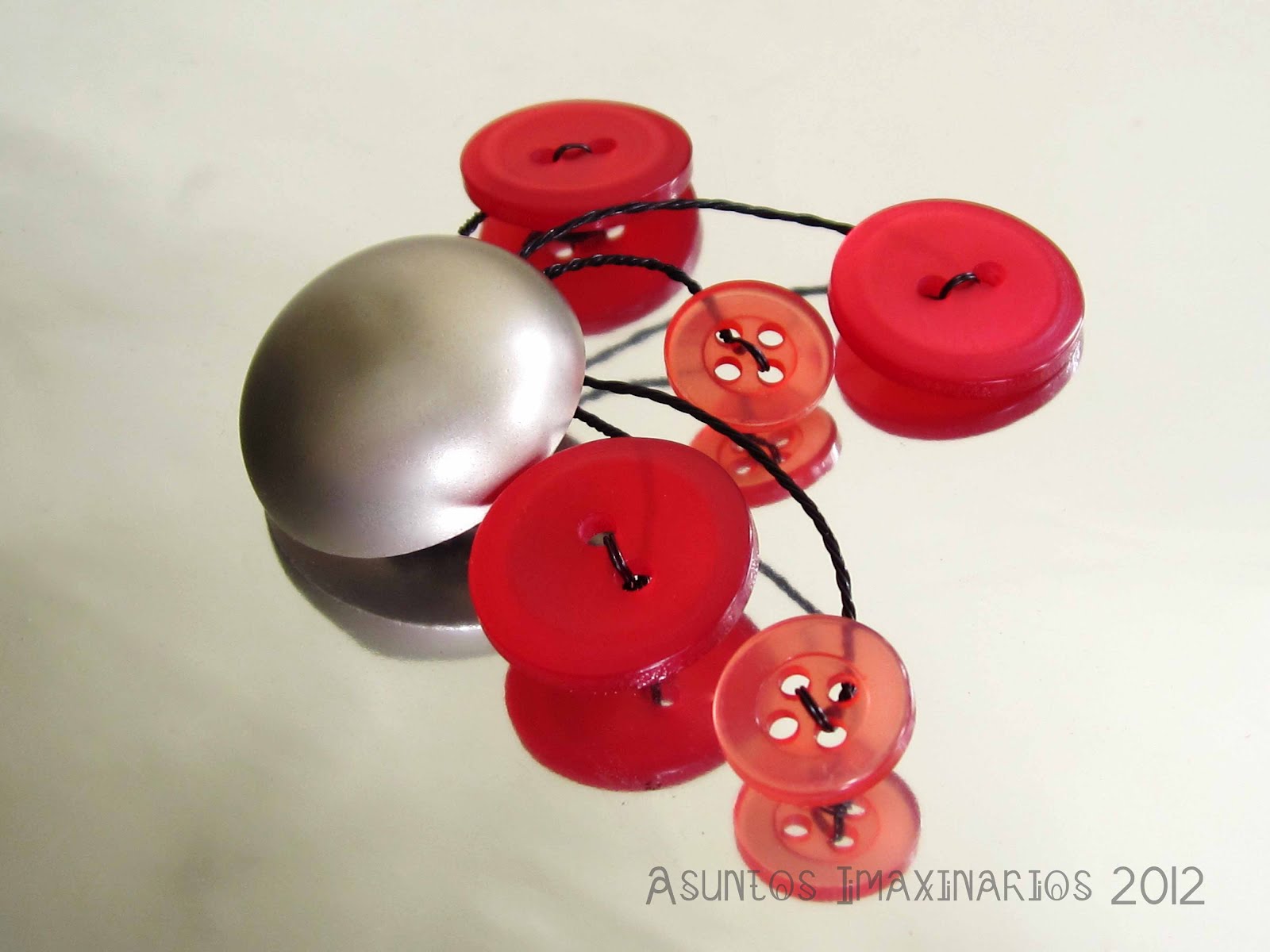 Asuntos imaxinarios: Broche de botóns - Button Brooch