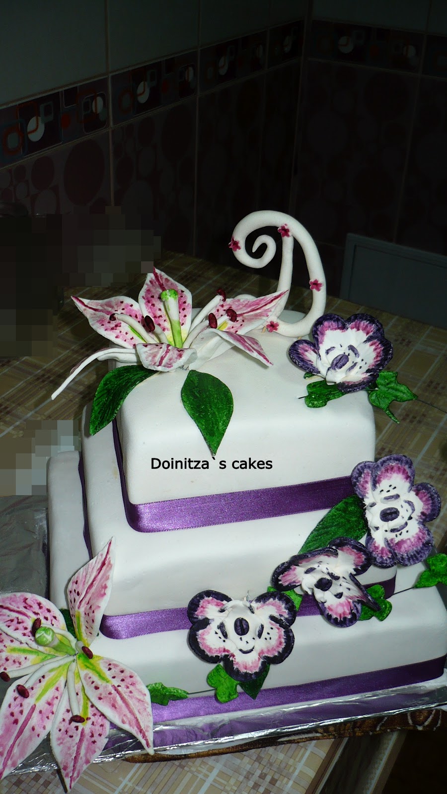 Tort majorat cu orhidee si crini imperiali | Doinitza`s cakes