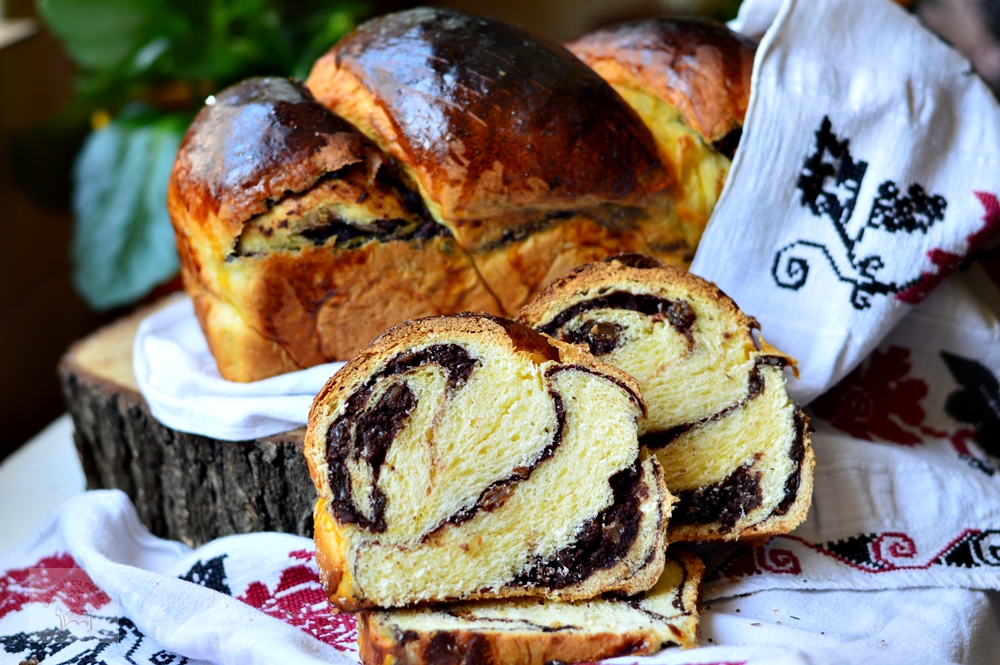 Cozonac impletit cu nuca si stafide - CAIETUL CU RETETE