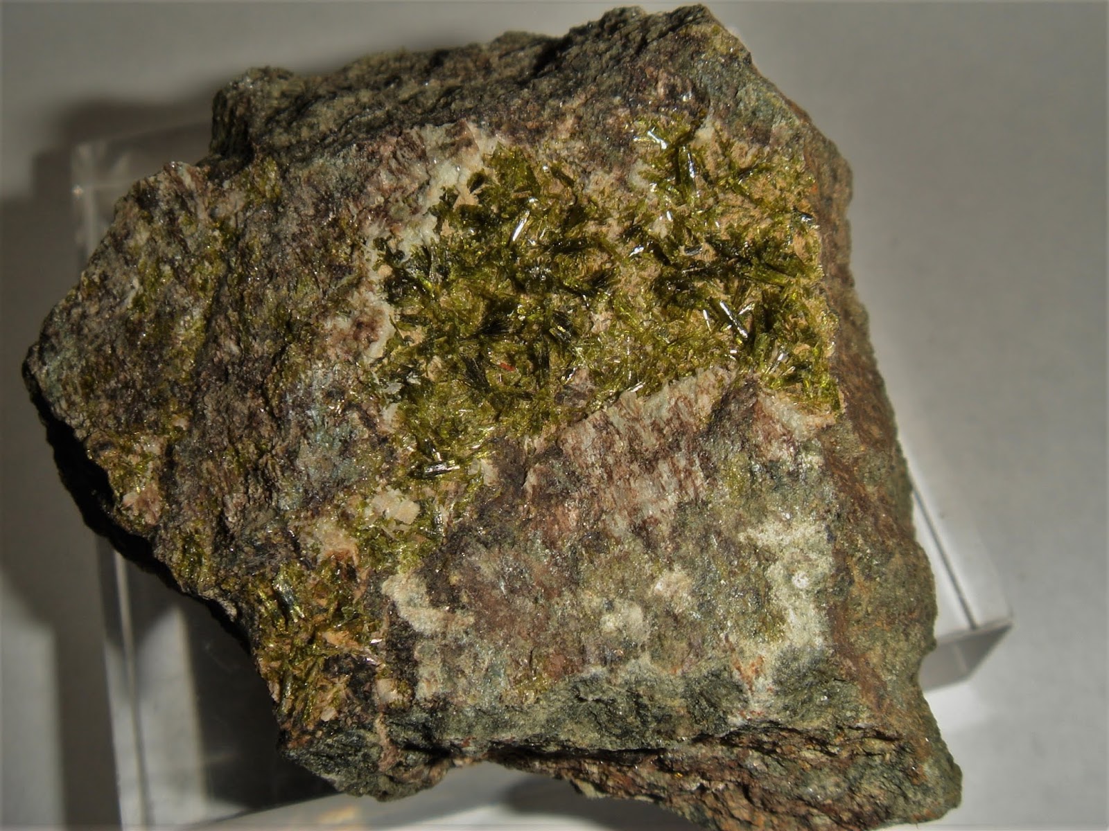 MineralesDB: Epidota, Ofitas de Lorca, Navarra