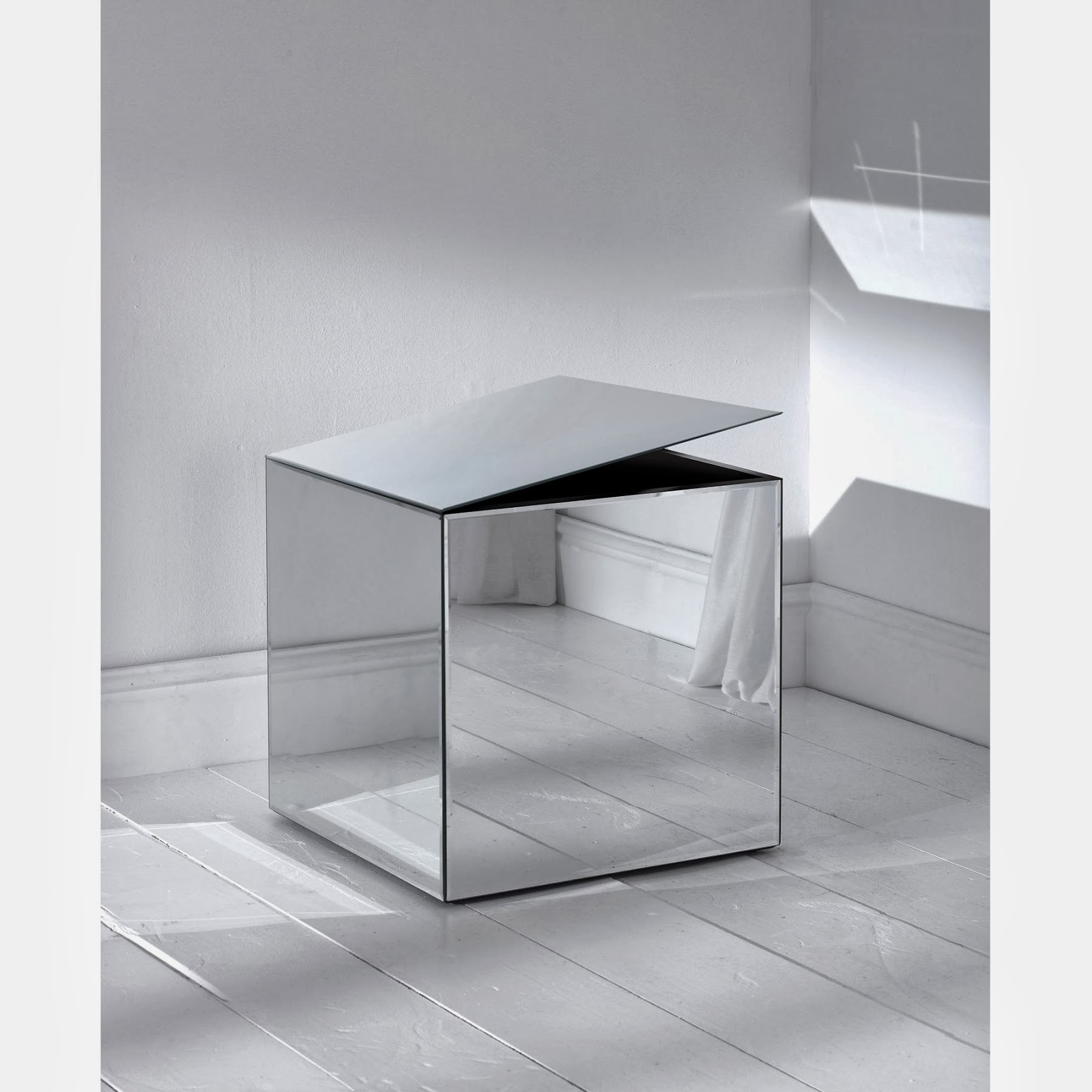 La Petite Anne: Zrcadlový nábytek nejen pro marnivé