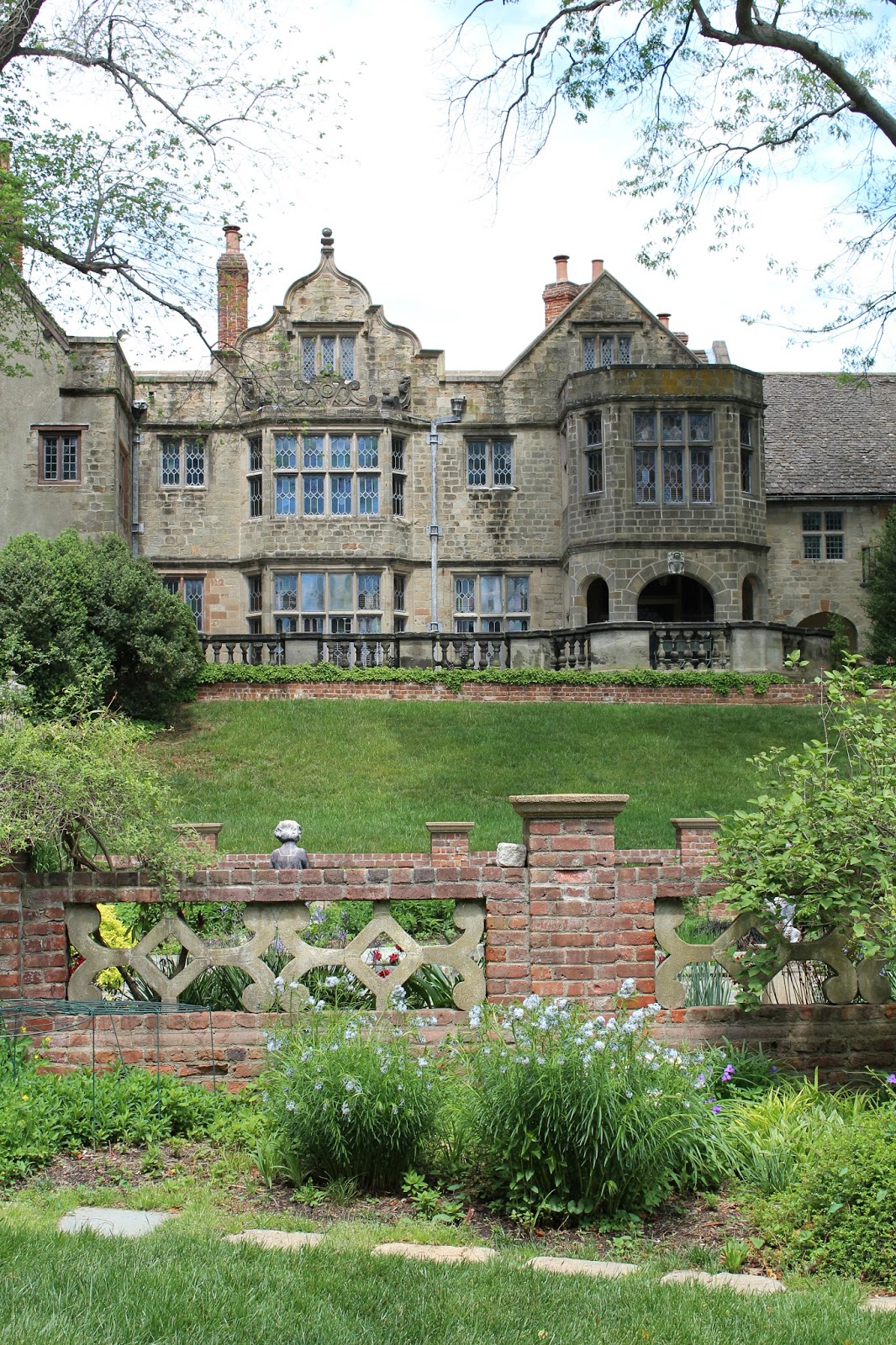 Royal Musings: And right next door to Agecroft Hall is Virginia House ...