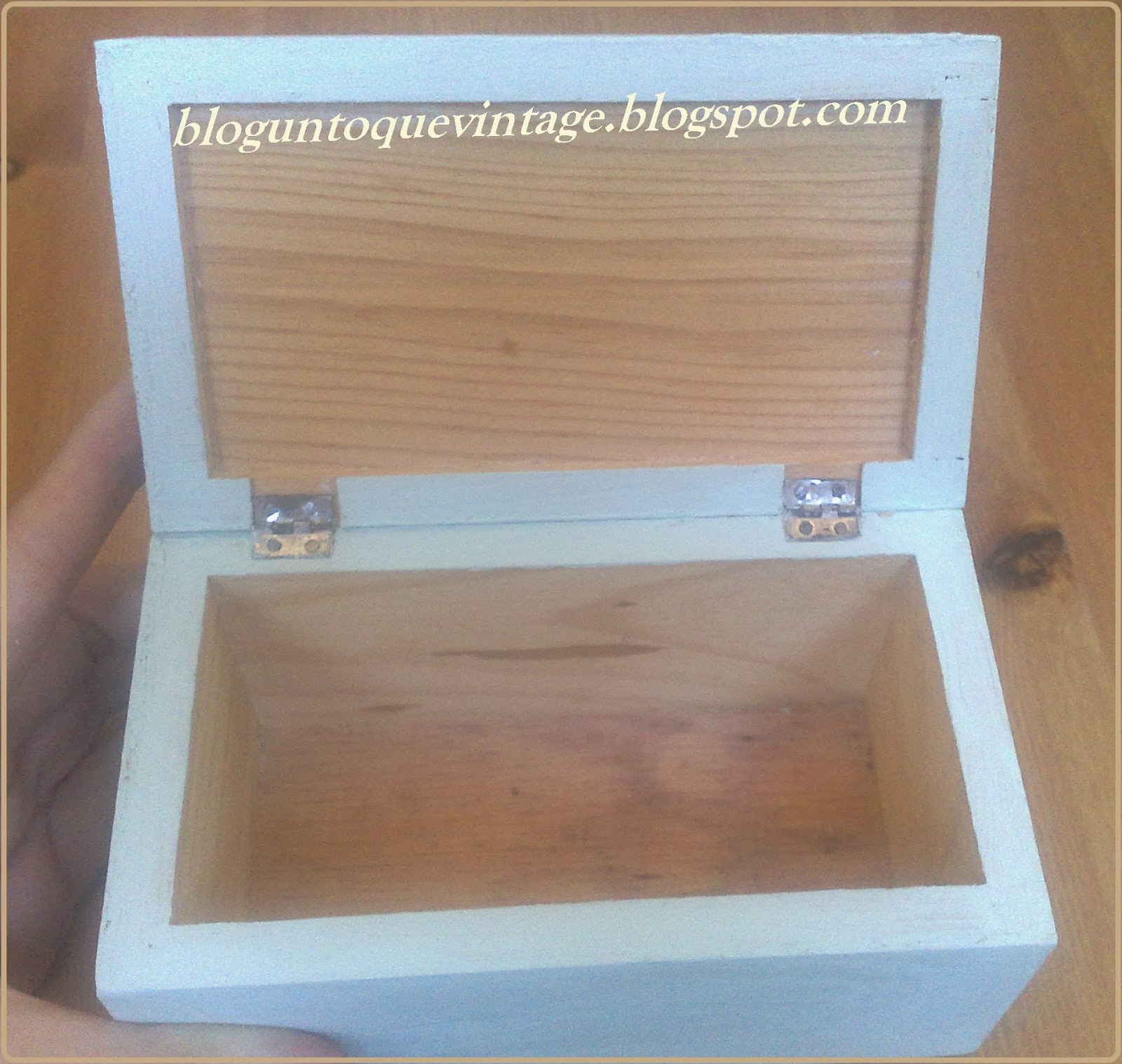 UN TOQUE VINTAGE: DIY ,COFRE DE MADERA RENOVADO.