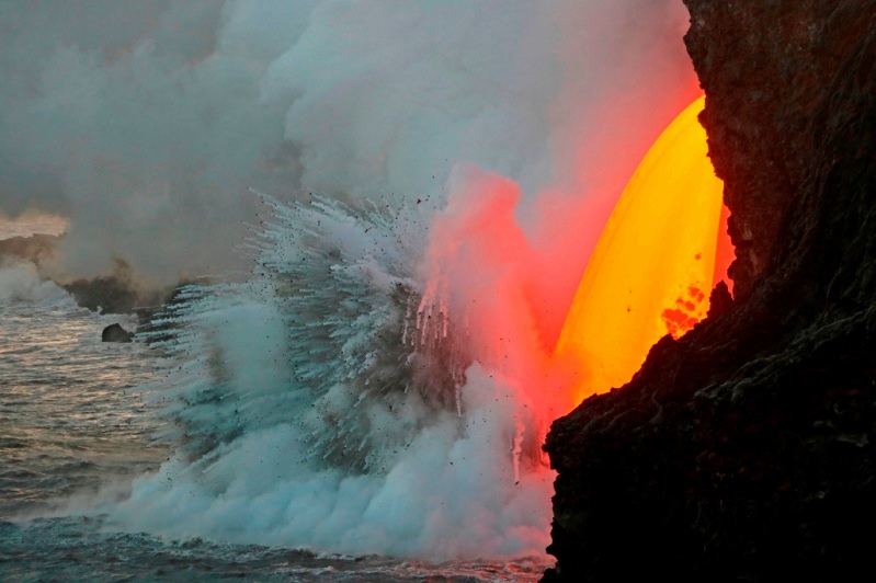 Video: Massive Lava Stream Exploding Into Ocean in Hawaii - Geology In