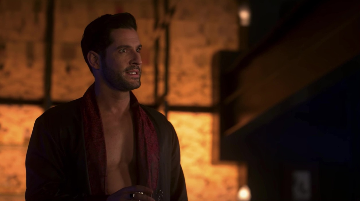 ausCAPS: Tom Ellis shirtless in Lucifer 4-10 "Who's da New King Of Hell?"