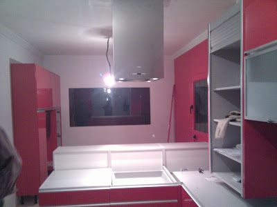 Sol, aire y madera, Cv en imágenes: Formica roja y Silestone blanco