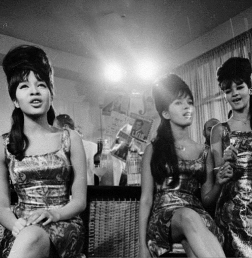 30 Fascinating Vintage Photographs of The Ronettes in the 1960s ...