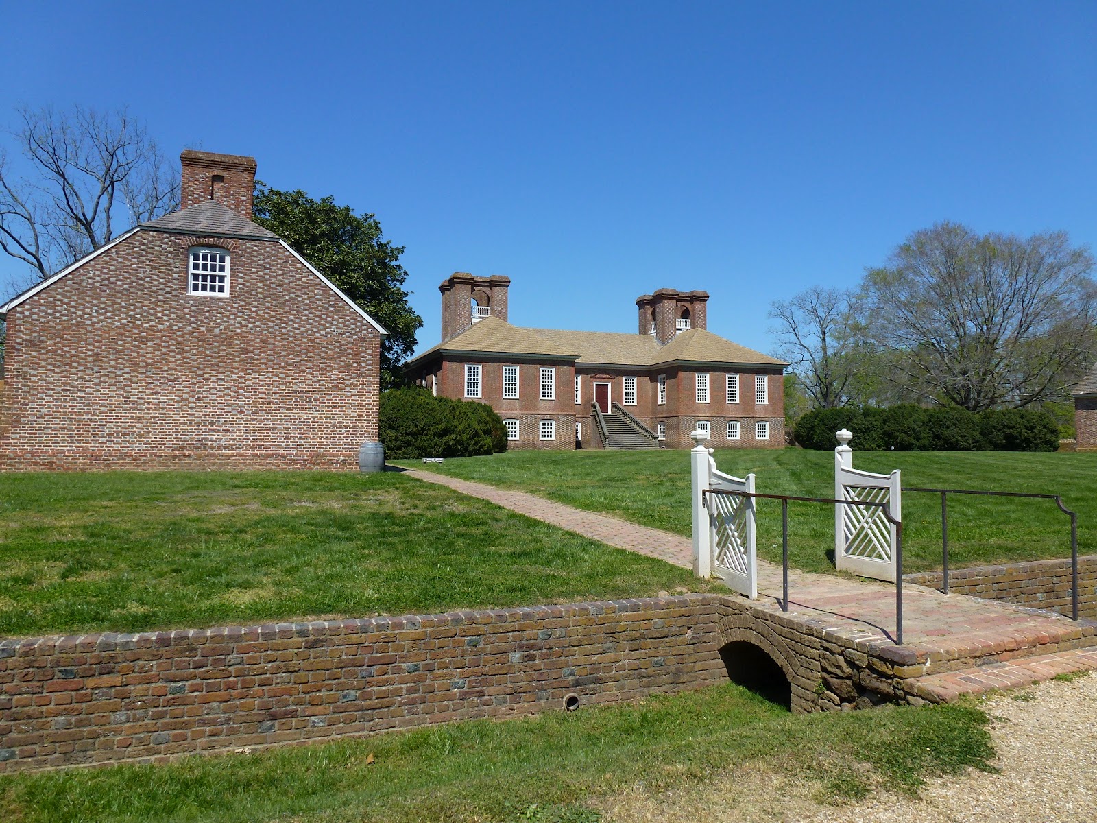 Tuxedo-moon: Stratford Hall and the Lees of Old Virginia
