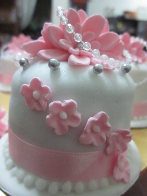 sedap-sedap belaka: mini fondant cakes in sweet pink