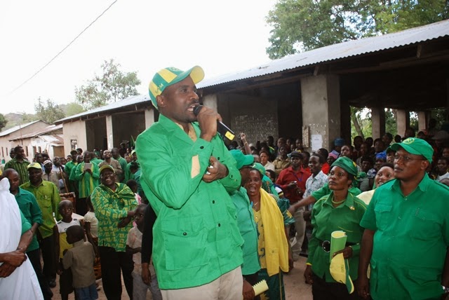 KATIBU WA CHADEMA AVUA MAGWANDA YA CHADEMA NA KUVALISHWA MAVAZI YA CCM ...