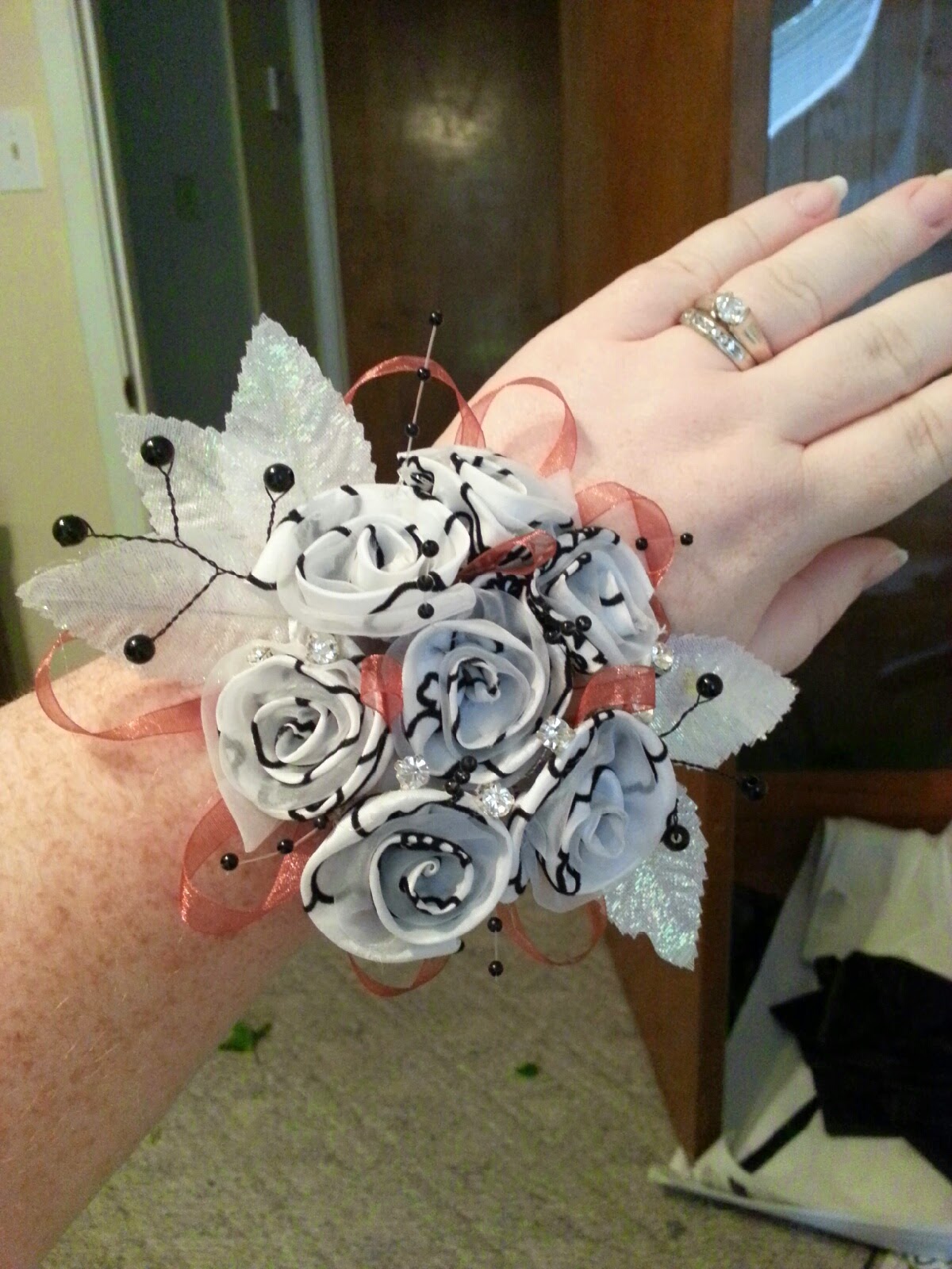 chiCK fashions and crafts: Prom Corsage!