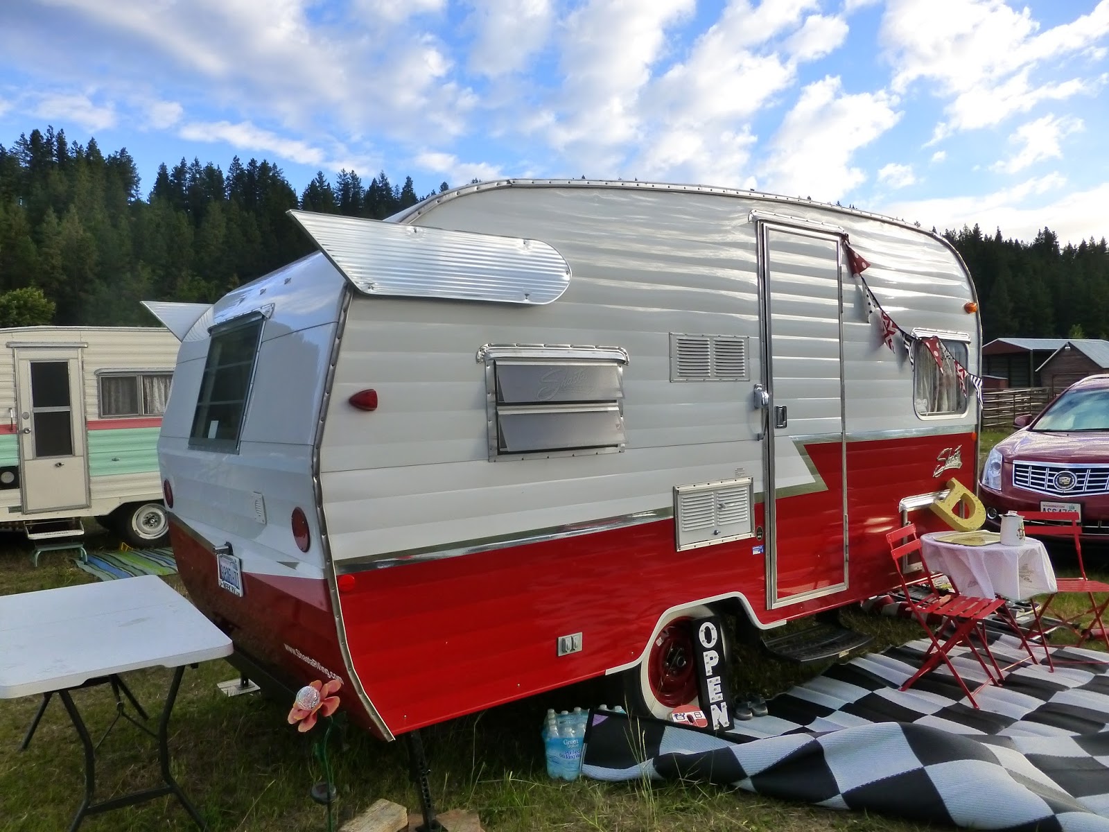 The Vintage Bag Lady: So Let's look at Some More Vintage Trailers...