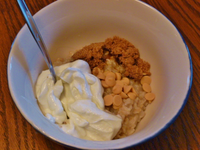 We can begin to feed...: Chobani Greek Yogurt and My Easy Apple Danish