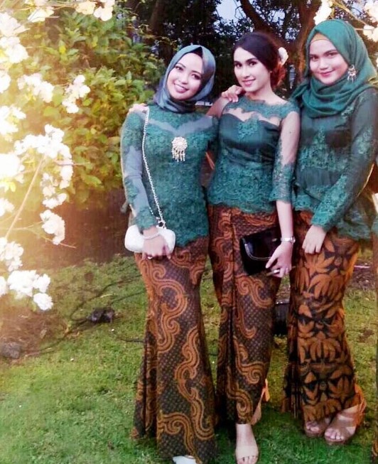 25+ Koleksi Baju Kebaya Batik Modern Wanita Untuk Pesta