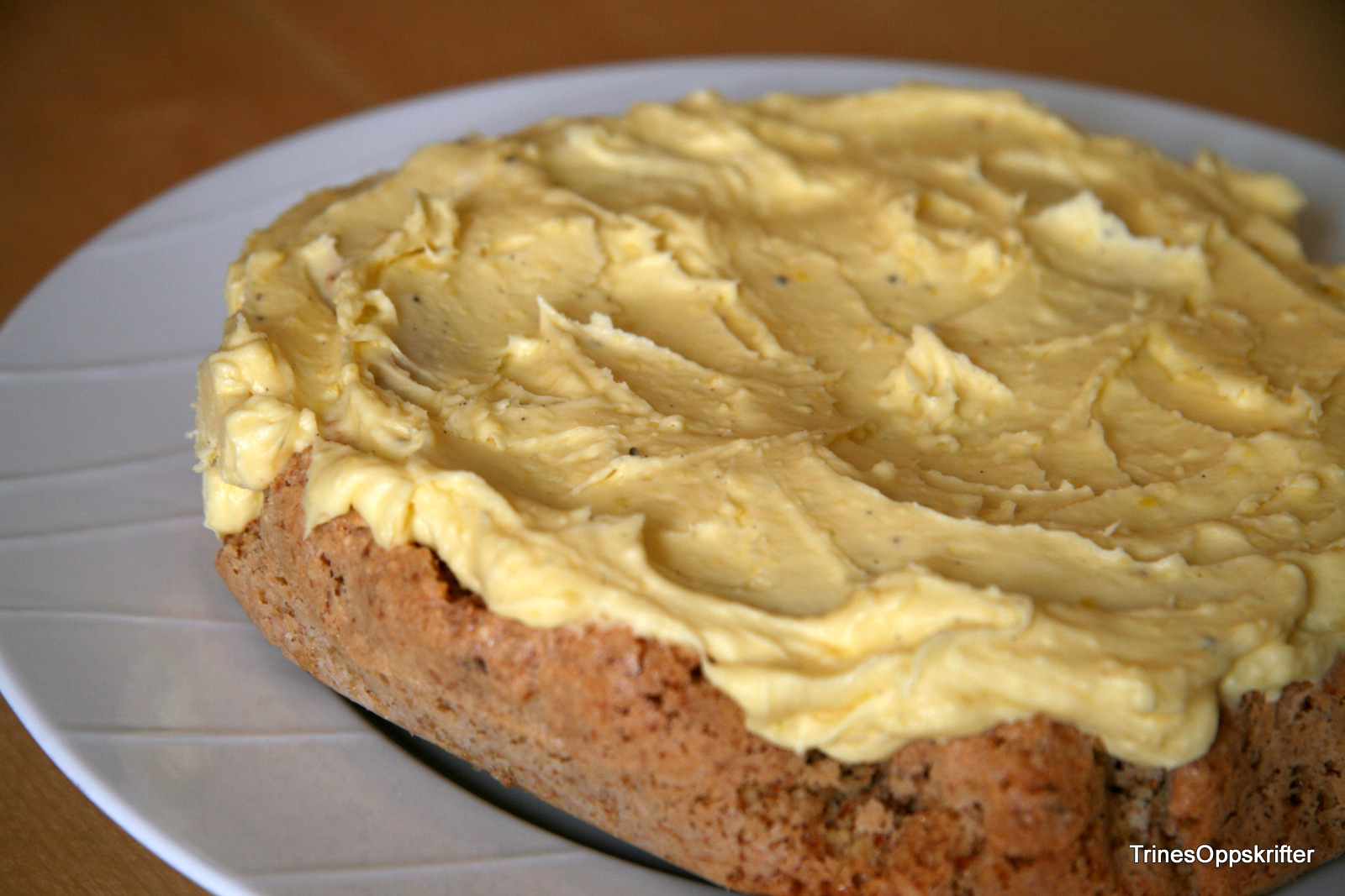 Trines Oppskrifter: Mandelkake med gul (smør)krem