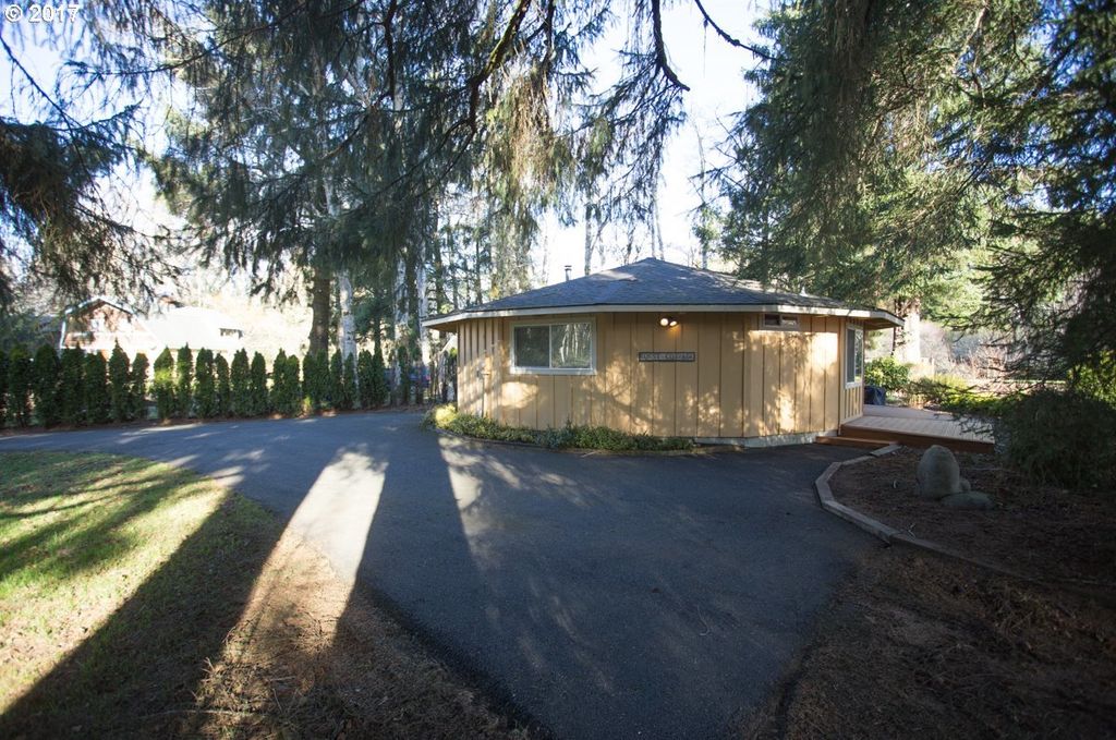 Sweet House Dreams: 1975 Contemporary Tiny Round Cabin in Seaside, Oregon
