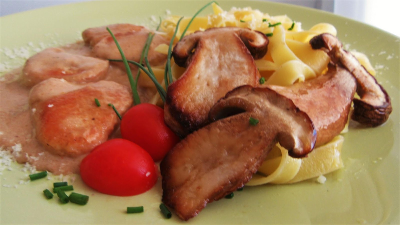 Medaljoni u umaku od gljiva i vrhnja / Medallions in mushroom and cream ...