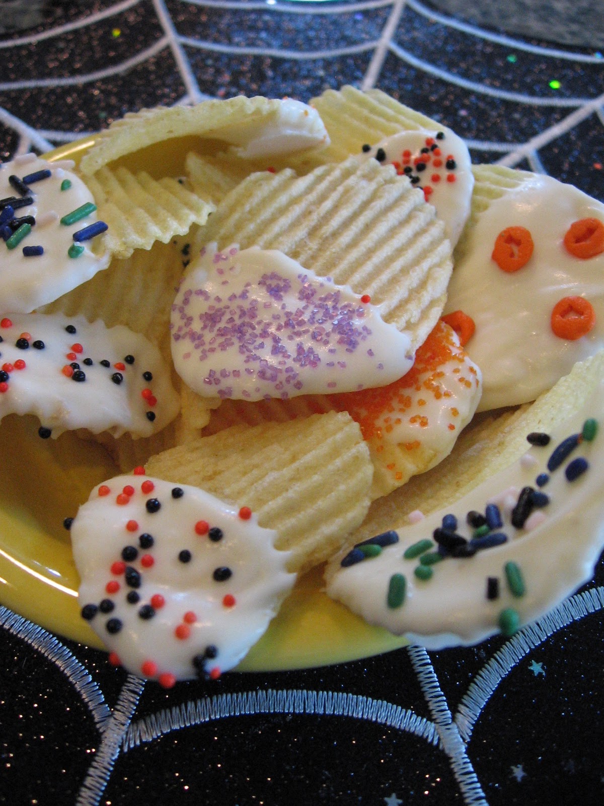 cookin' up north: Dipped Halloween Chips
