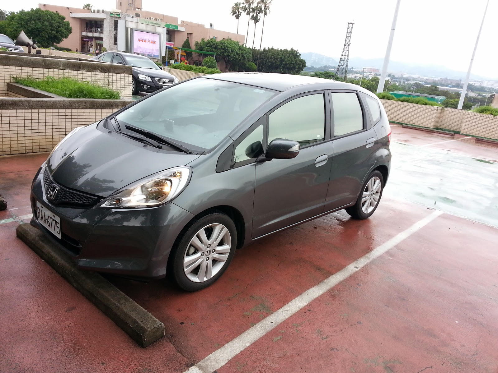 white coat & wheels: TEST DRIVE--HONDA FIT 2013