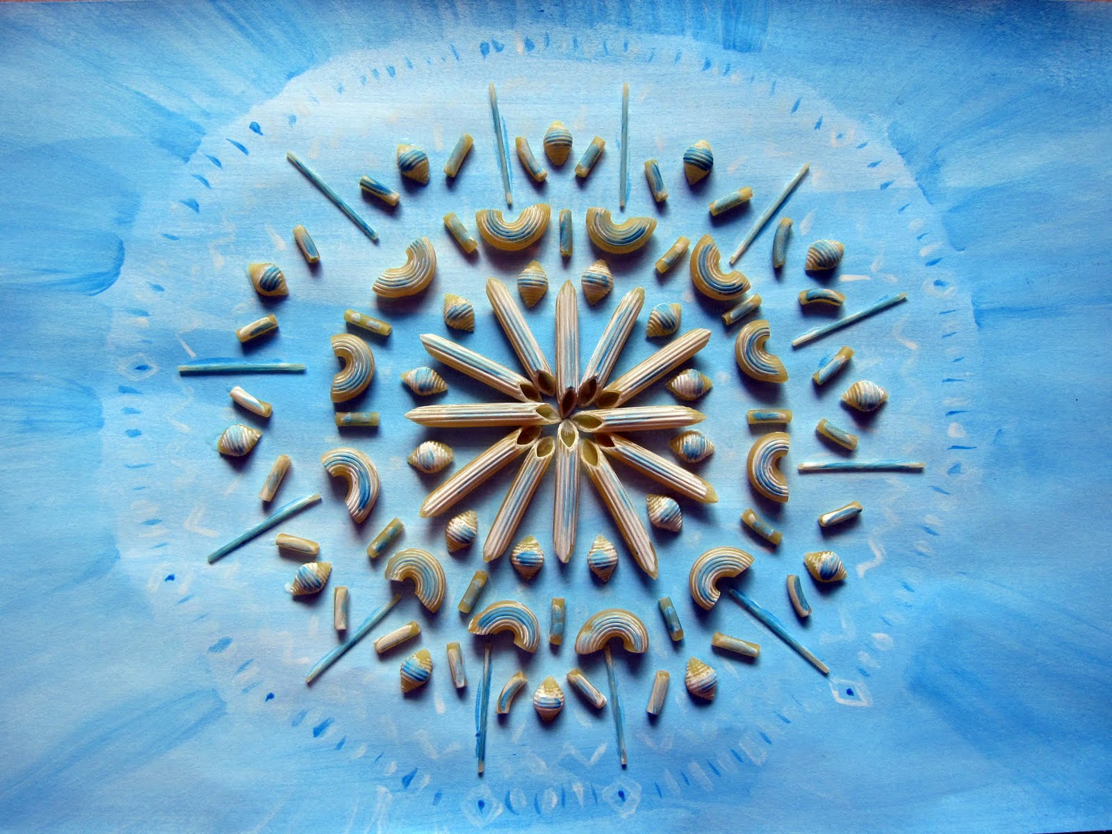 the arts and crafts experiment: Colourful Pasta Art