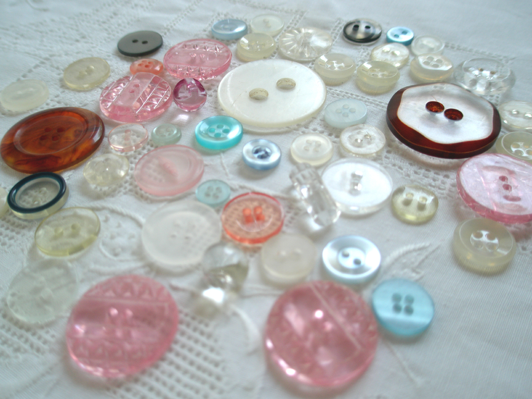 fiberluscious: Check out my New Tutorial - How to Dye Vintage Buttons!