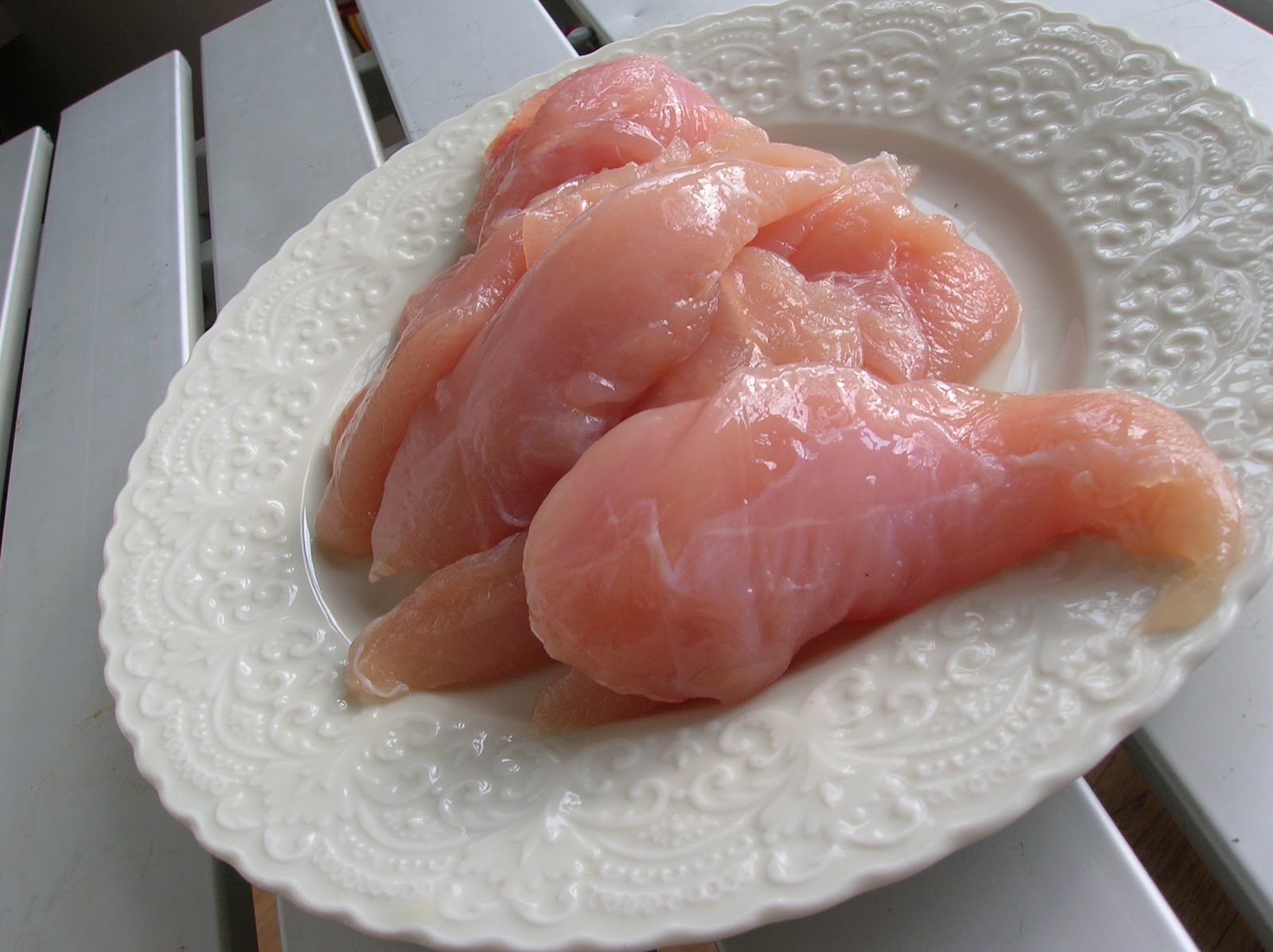 Foodies, Forks and Leeks: Pad Thai in a box...