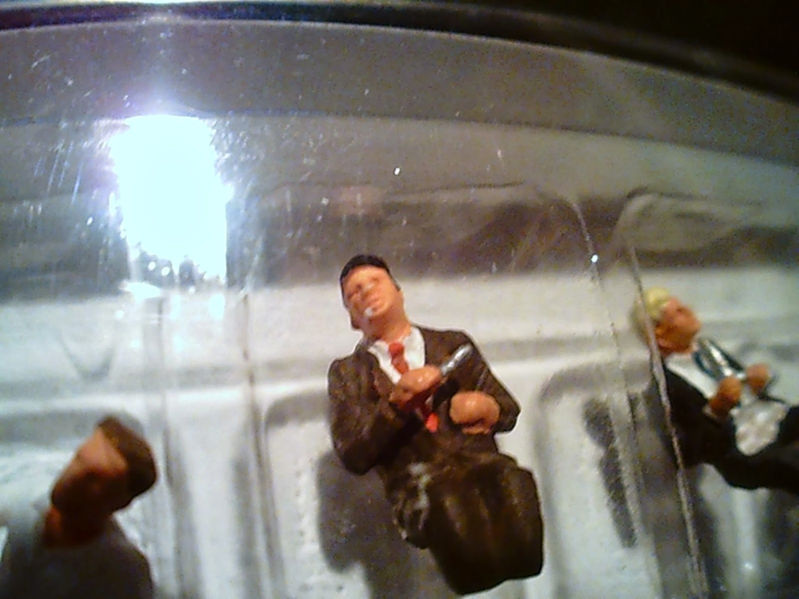 French Model Railway: HO Scale Figures - a different approach.