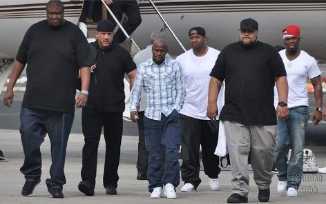Waoh! See Floyd Mayweather and His Intimidating Bodyguard