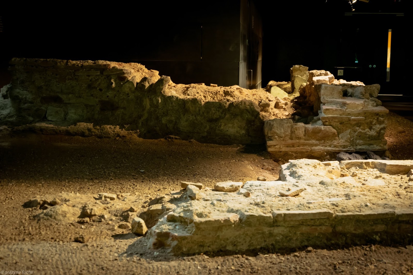 Enjoy your time with beautiful places: London Roman Amphitheatre