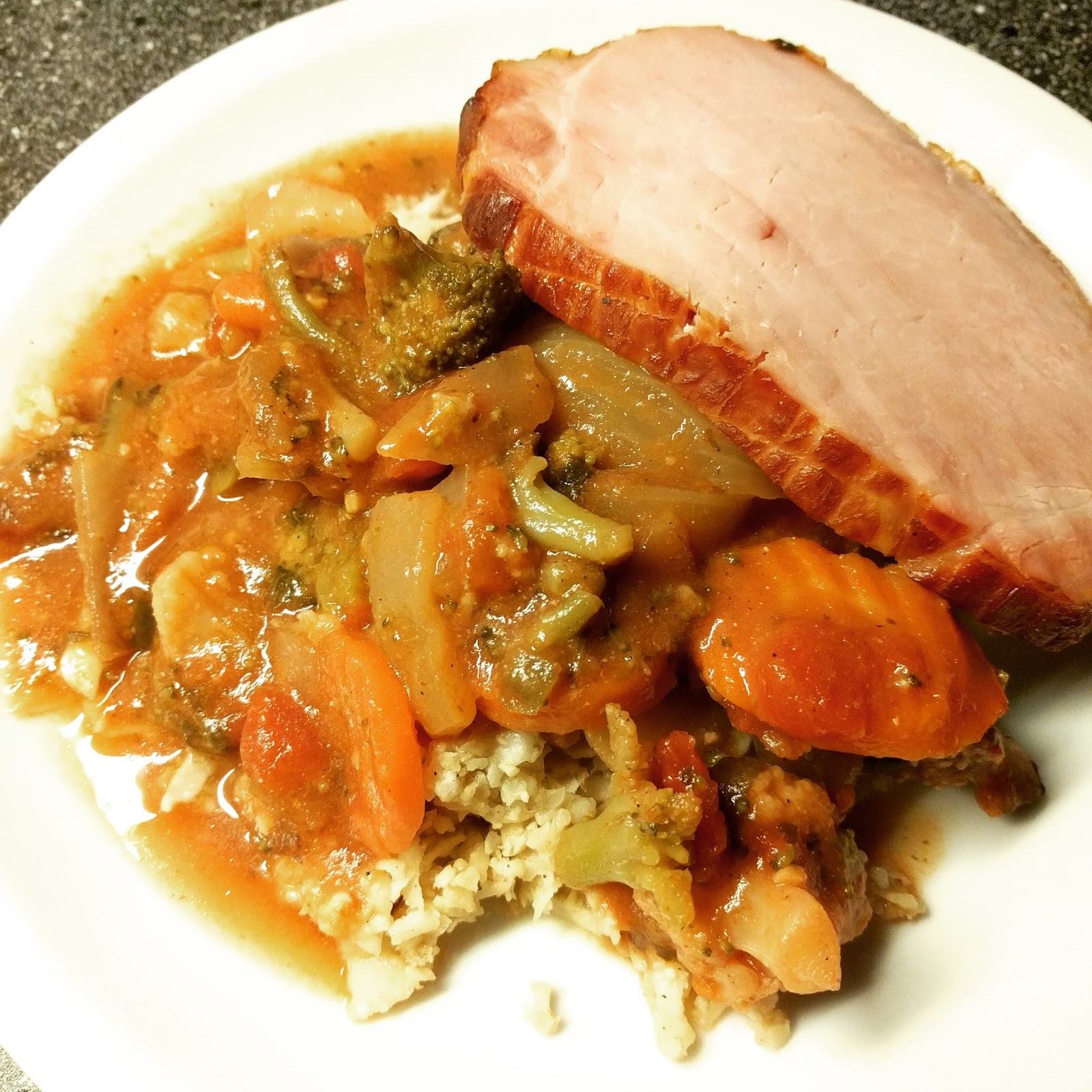 Hamburgerryg i ovn på et lag af grøntsager