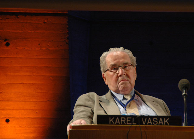 "Derechos Humanos: ¿Teoría o Práctica?": Karel Vasak