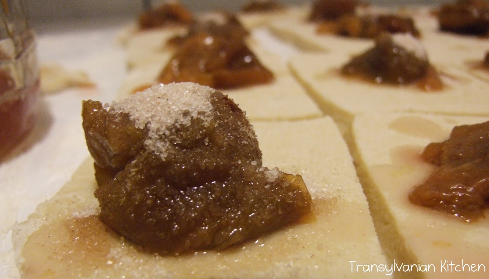 Transylvanian Kitchen: Gomboţi cu prune din compot