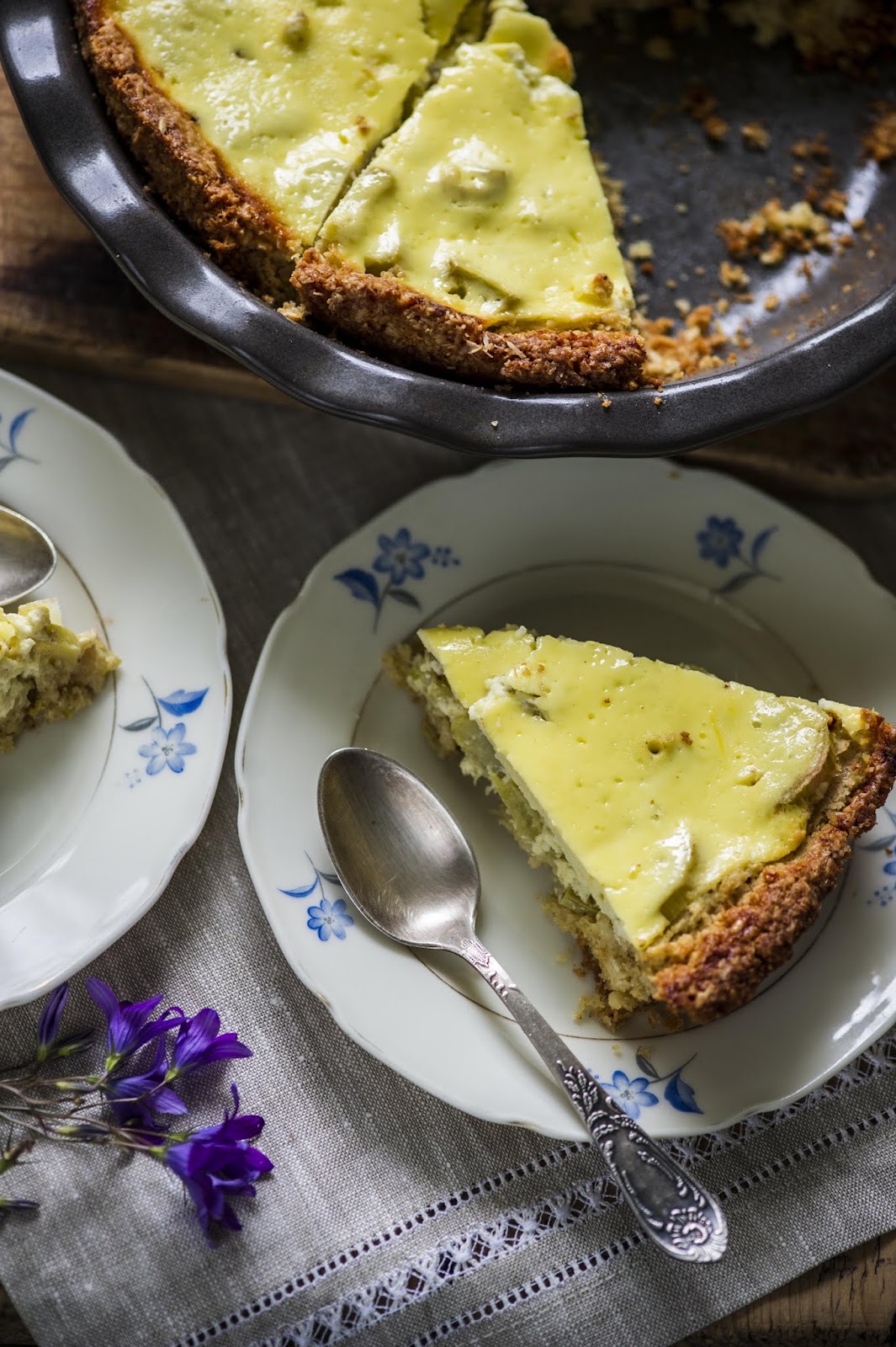 Lihtne rabarberikook jogurtikattega linasel linikul - Kodukokad ...