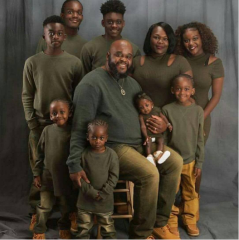 Wow! See this adorable photo of family of ten