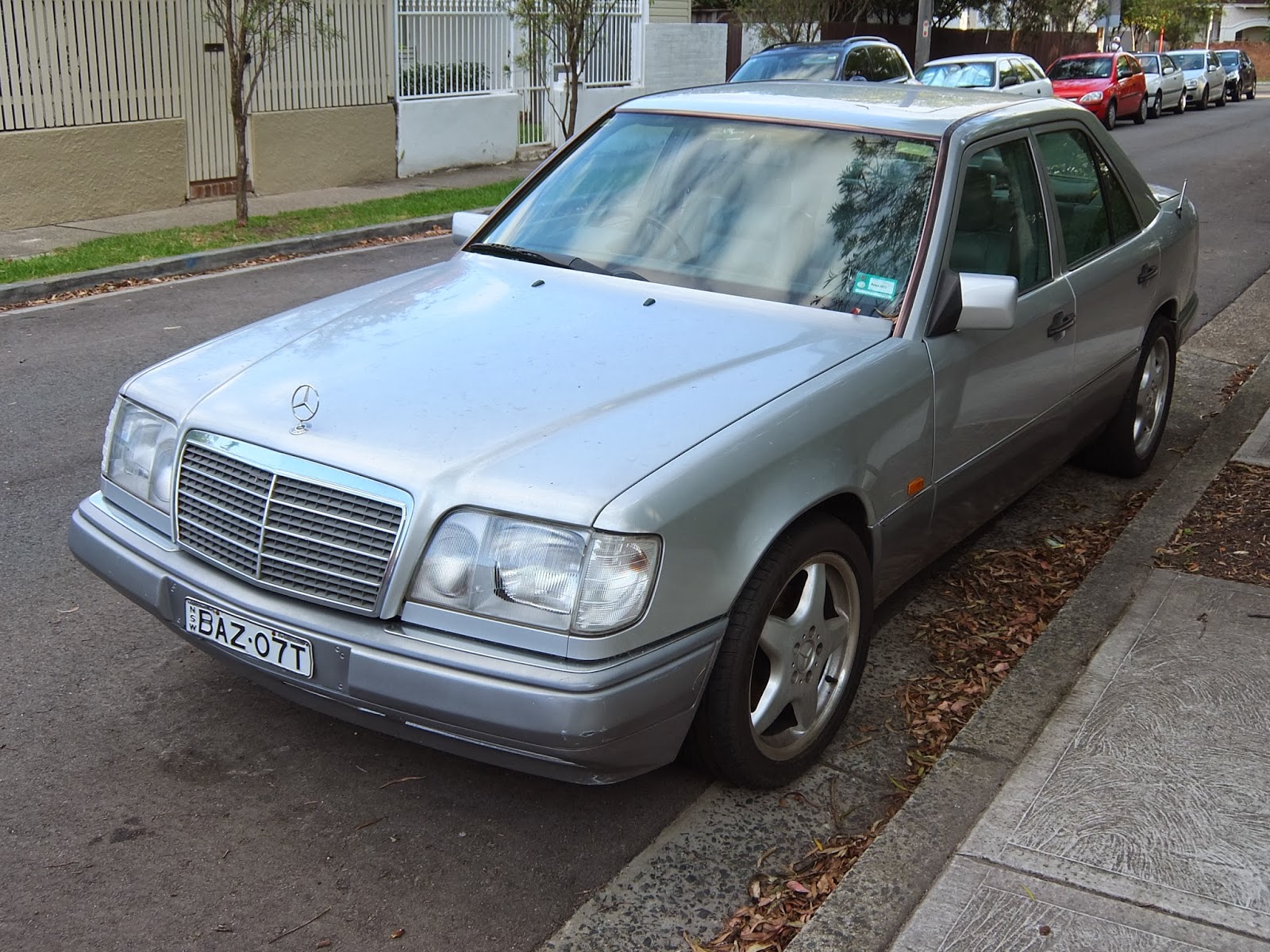 Aussie Old Parked Cars: 1995 Mercedes-Benz W124 E 320 Sedan