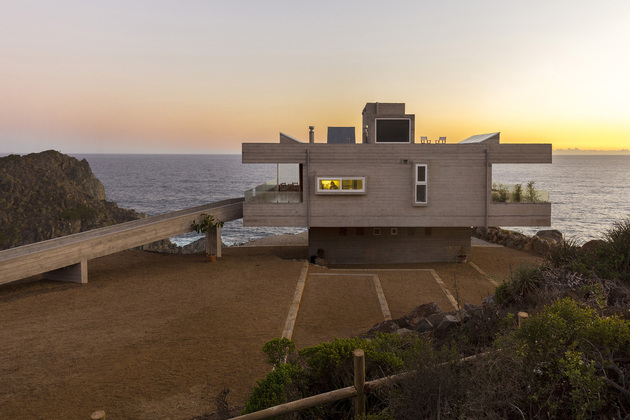 Fortification Like House is a Holiday Retreat by Gubbins Arquitectos ...