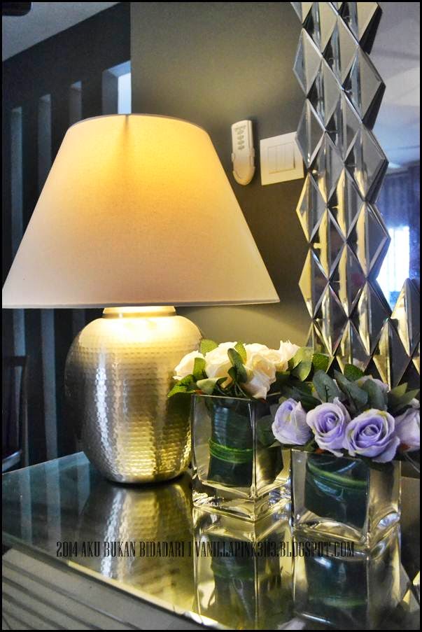 aku bukan bidadari: DEKORASI RUANG FOYER :: lampu meja dan bunga