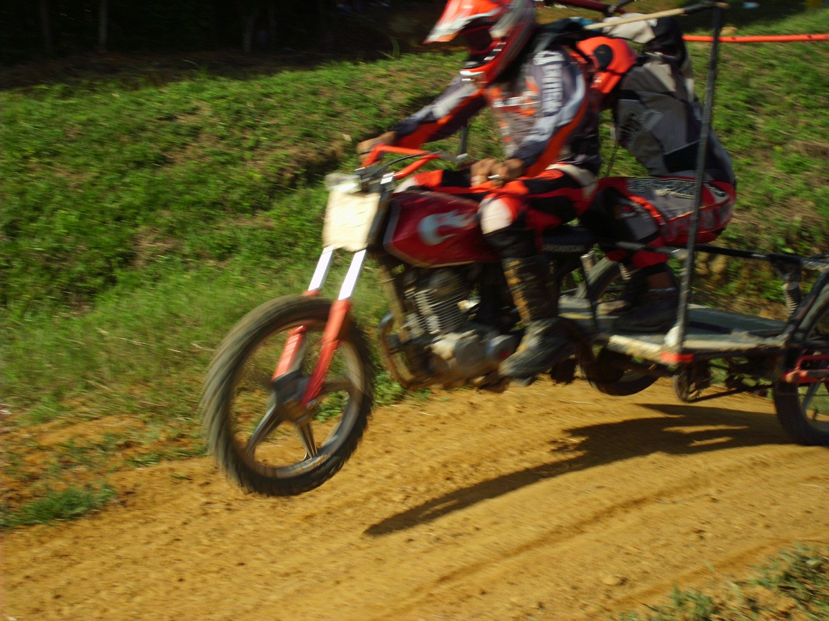 DOS RUEDAS: MOTOKAR CROSS EN LA LAGUNA VENECIA