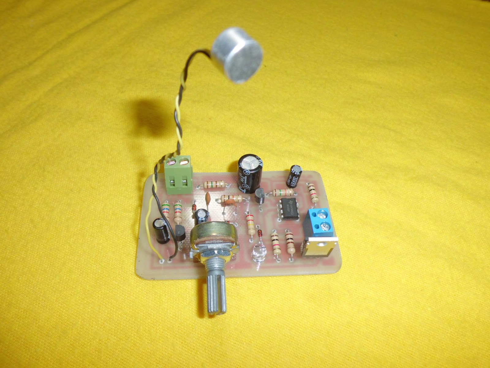 CIRCUITO DETECTOR DE VOZ | ACTIVAR LAMPARAS DE 110v o 220v AC CON LA VOZ.