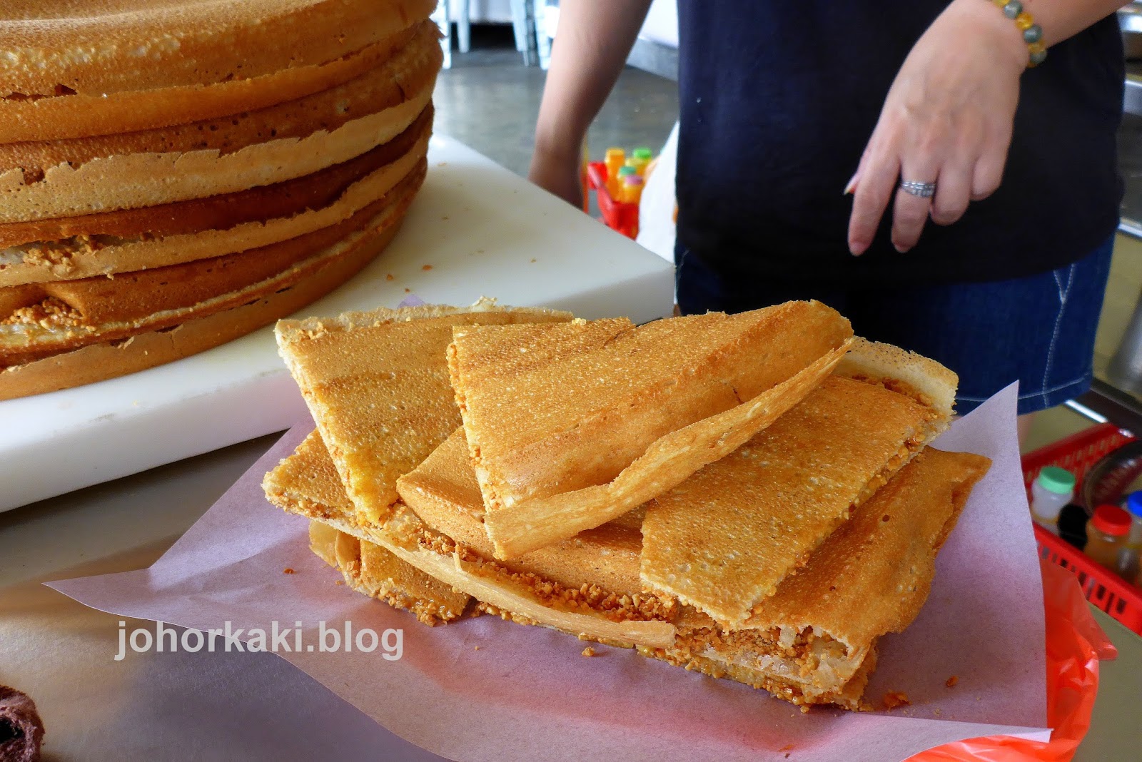 Crispy Thin Min Chang Kueh at Ta Bei Shui in Batu Pahat 大杯水 |Tony Johor ...