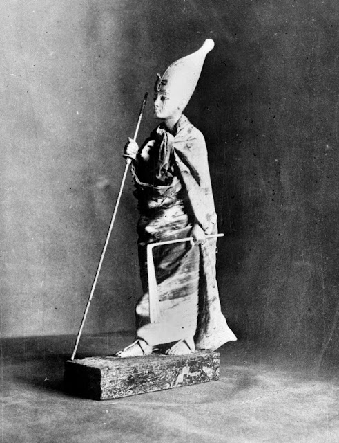 DESDELAVEGARD/Ub Solis: Harry Burton (1879–1940)