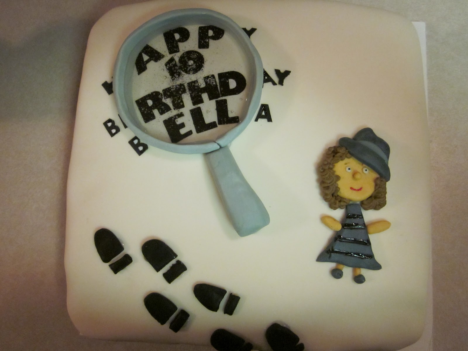 Kaylas Cookies and Crumbs: Spy Girl Cake w/Magnifying Glass