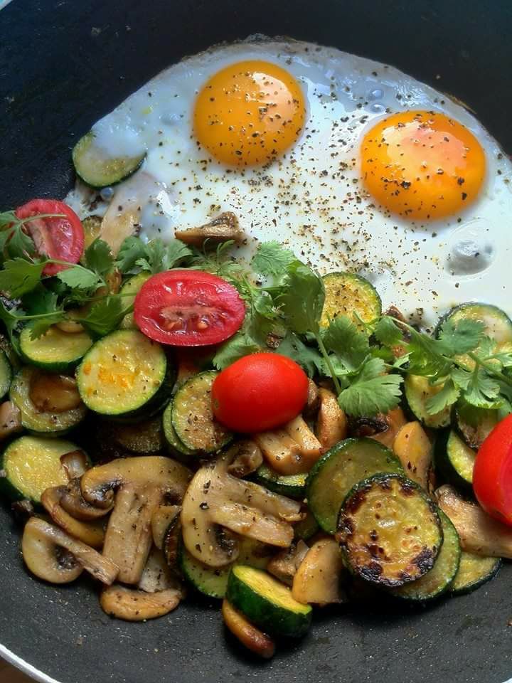 In en om die huis: Sunnyside eggs with Baby marrow, mushrooms.