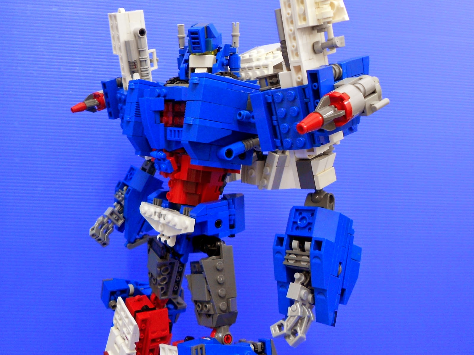 Alanyuppie's LEGO Transformers: LEGO Ultra magnus: Part 3 of 3 (Robot mode)