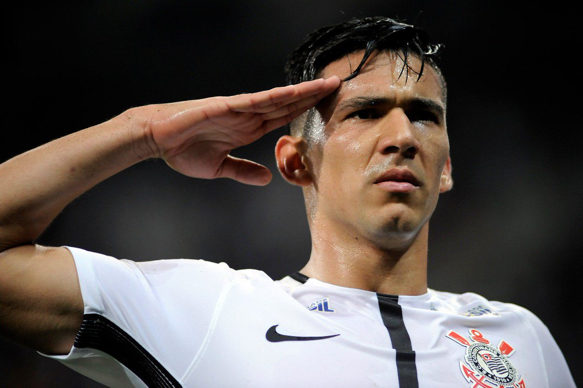 Balbuena explica comemoração à la general para a Fiel: "Sinal de respeito"