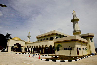 Maharum Bugis Syah (MBS): Sultan Brunei Tunaikan Solat Jumaat Buat ...